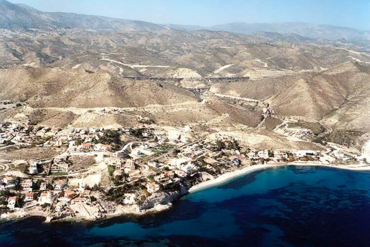Playa de Caleta de L Amerador: Paisaje y cómo subir